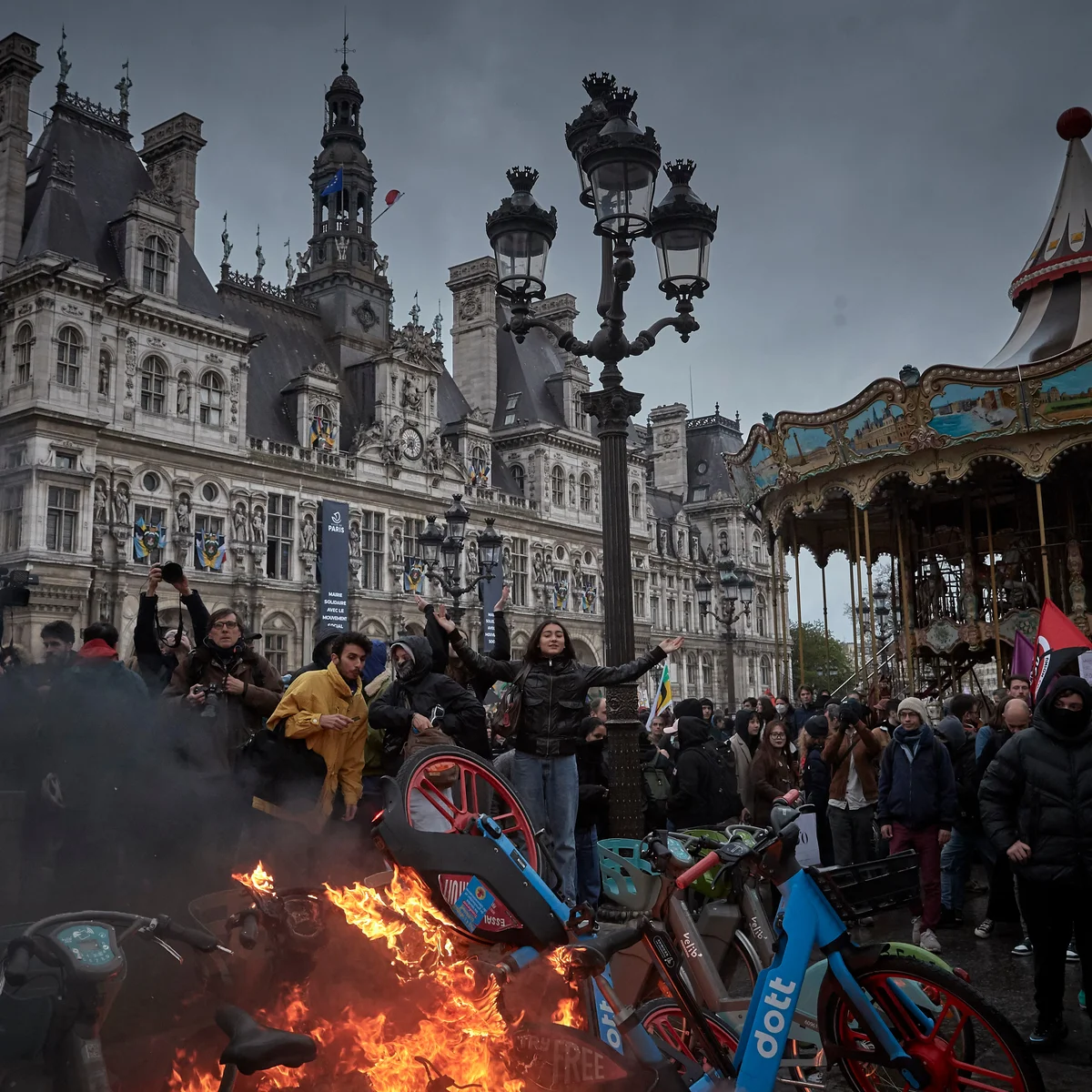 French artists launch satirical protest encouraging workers to show up ...